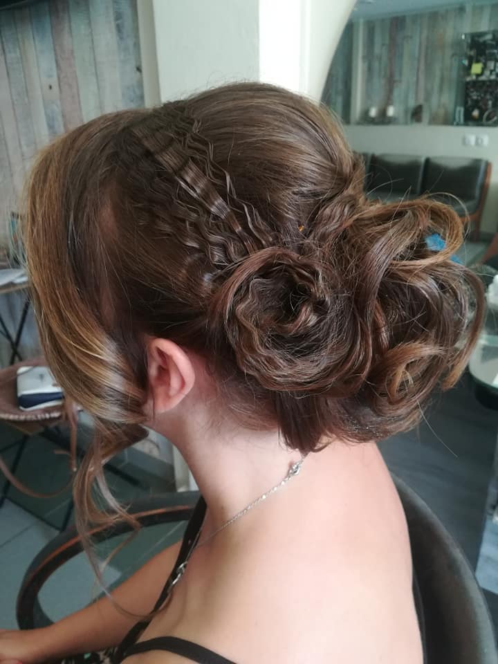 Κομμώσεις Ρούλα-Νίκος - Κομμωτήριο & Κουρείο Μοίρες