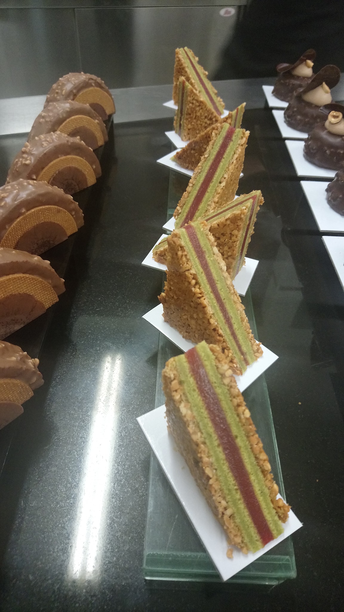 Ζαχαροπλαστείο La Ruche Patisserie - Γλυκά Τούρτες Μεταμόρφωση