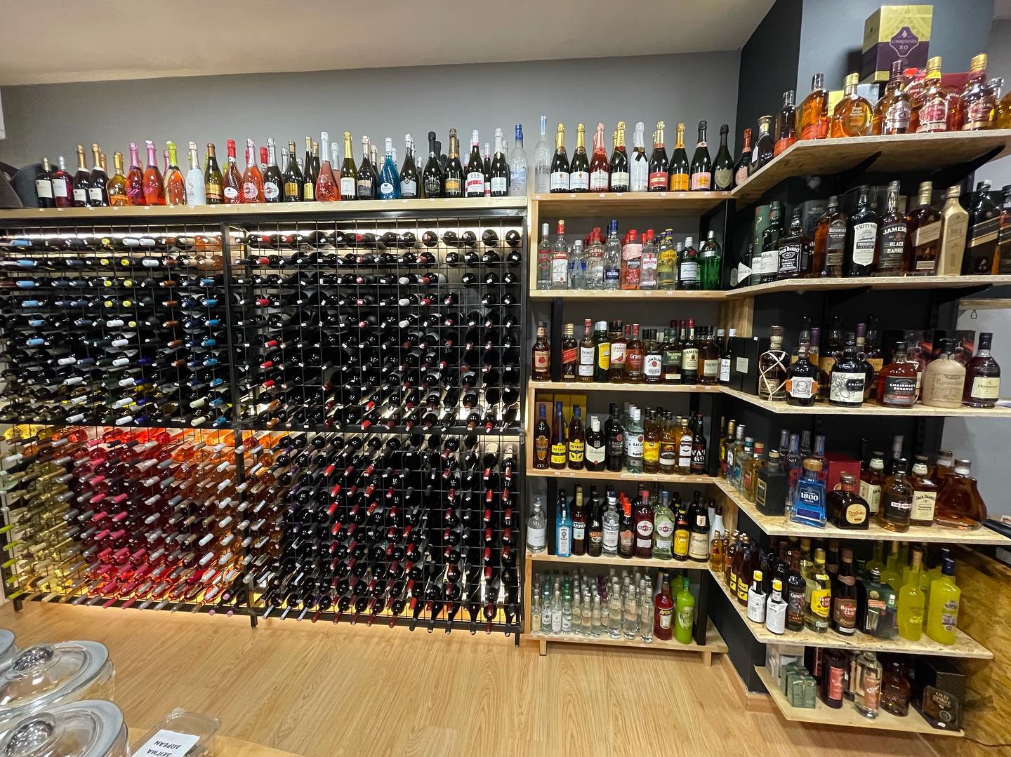 Cava Isa Wine Cellar - Κάβα Ποτών Κυψέλη