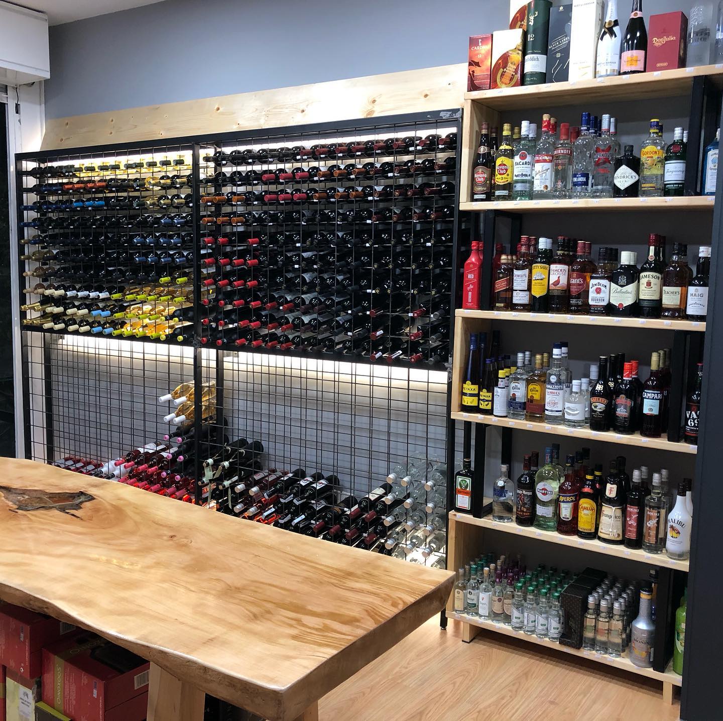 Cava Isa Wine Cellar - Κάβα Ποτών Κυψέλη