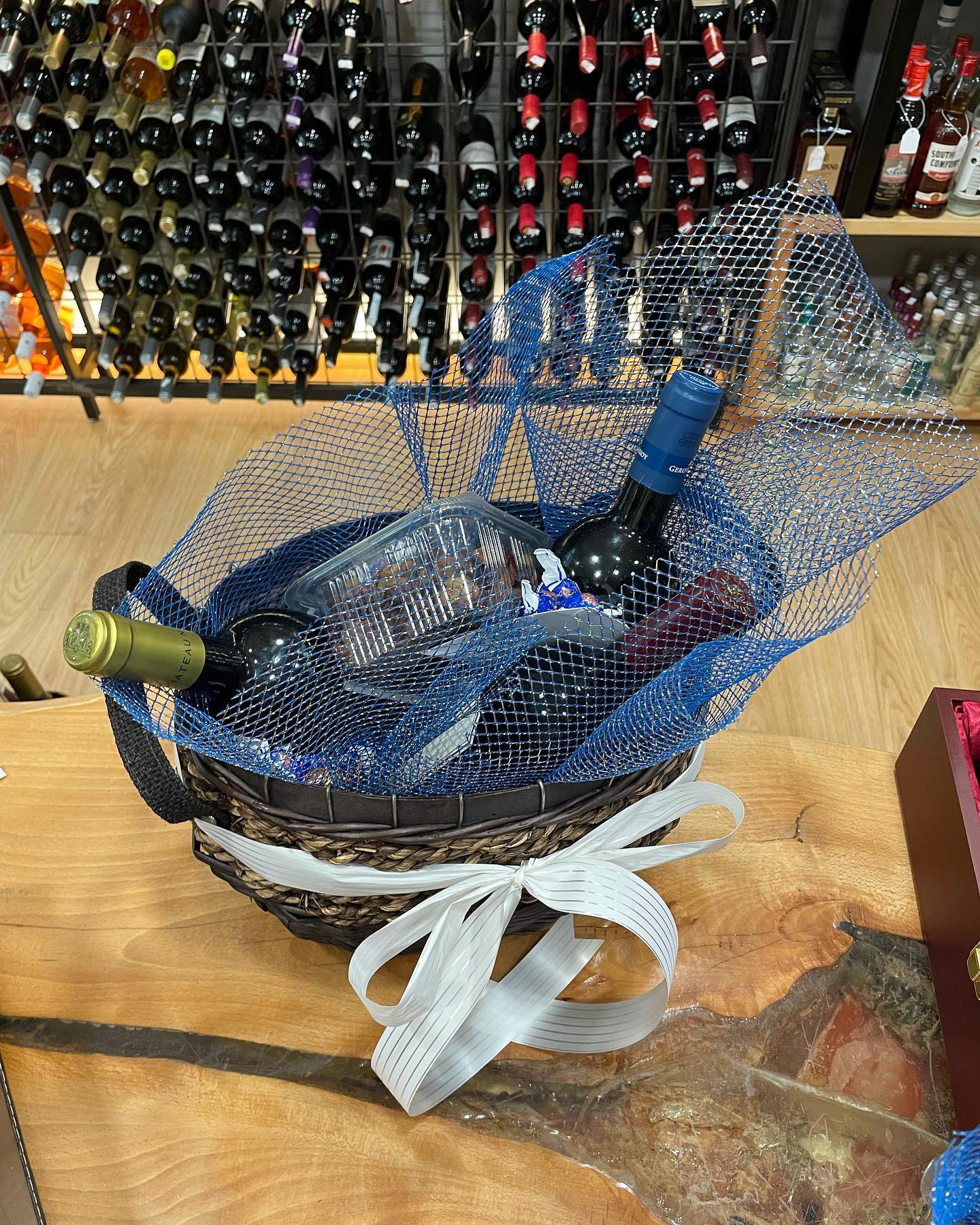 Cava Isa Wine Cellar - Κάβα Ποτών Κυψέλη