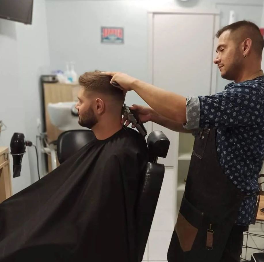 Johnnys Barbershop - Παραδοσιακό Κουρείο Άνω Πόλη