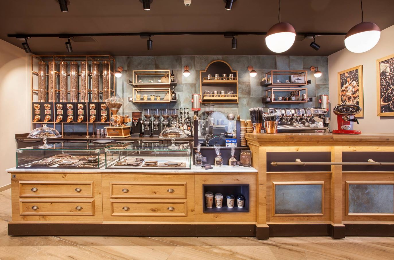 Atelier Καφεκοπτείο - Χαρμάνια Καφέ Ξηροί Καρποί Πετρούπολη